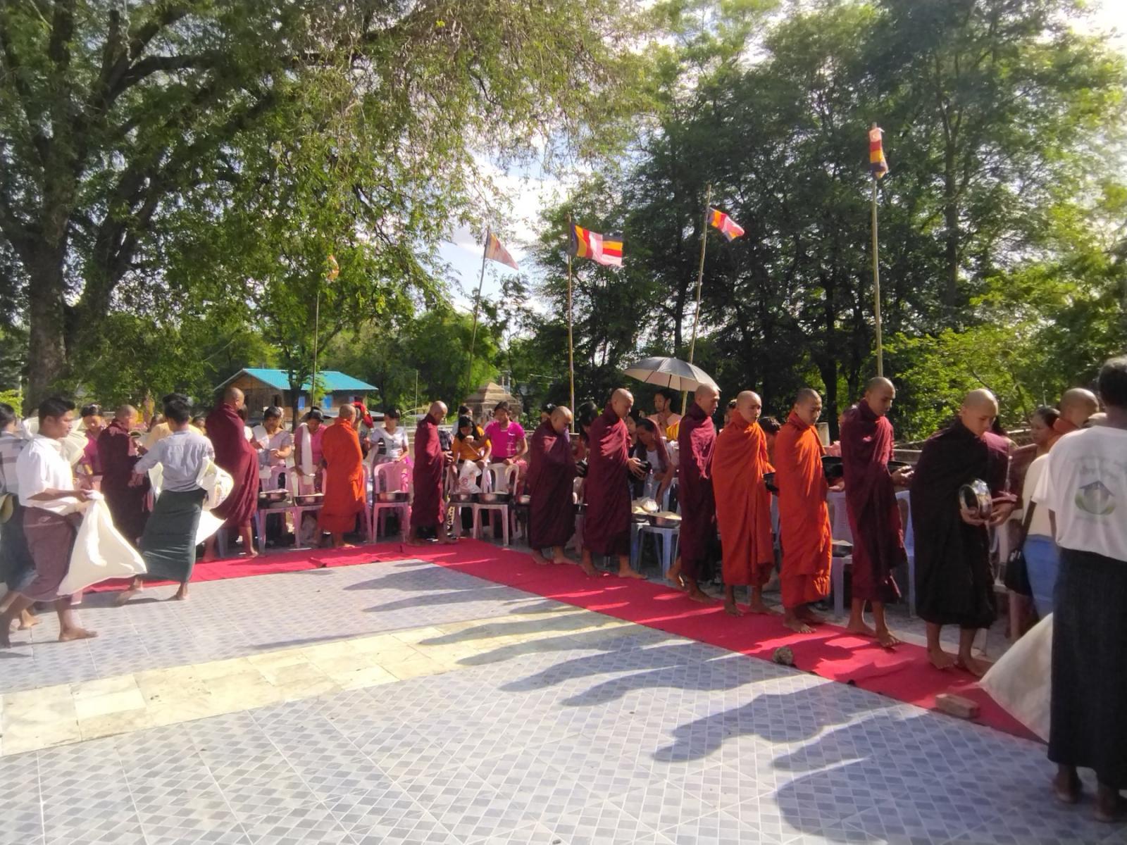 နတ်မောက်မြို့ ရွှေဘုံသာမိုးကောင်းစေတီတော်ဘုရာကြီး ရင်ပြင်တွင် ဆွမ်းဆန